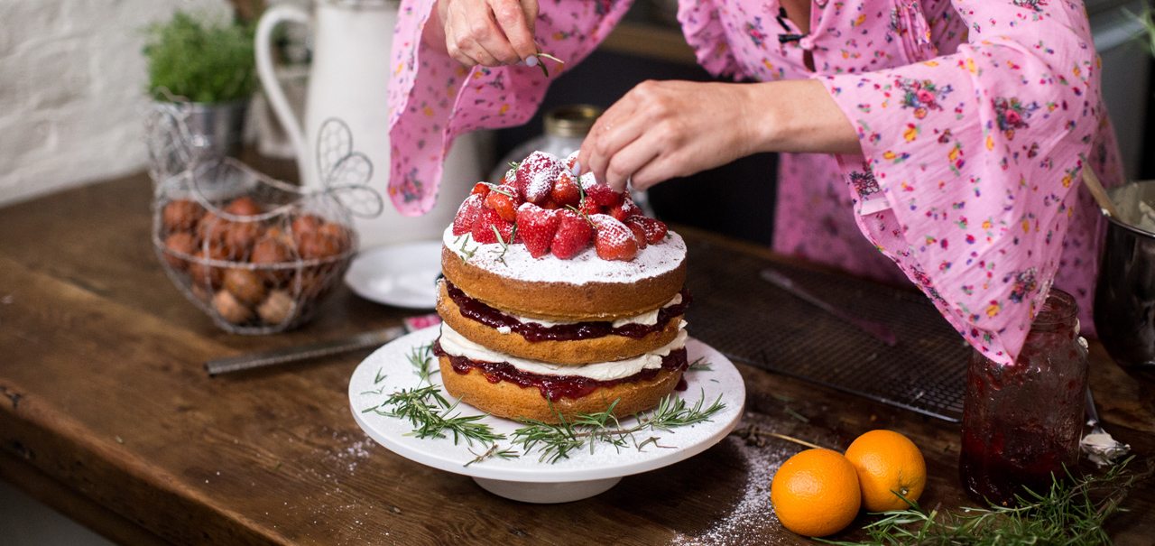 ORANGE BLOSSOM SUMMER SPONGE CAKE - Kerrygold